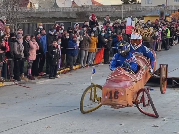 La divertida carrera de autos locos en Porvenir | 24horas