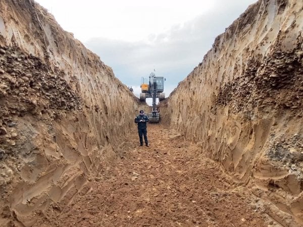 Gendarmería construye zanja para evitar lanzamiento de droga | 24horas