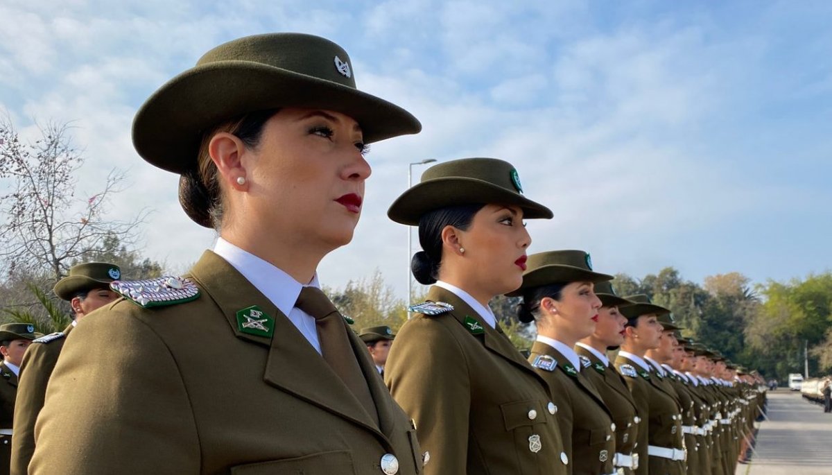 Aspirantes a oficiales de Carabineros destacan en el desfile de la ...