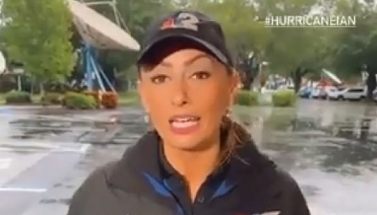 Reportera sorprendió en informe sobre huracán: protegió su micrófono de ...
