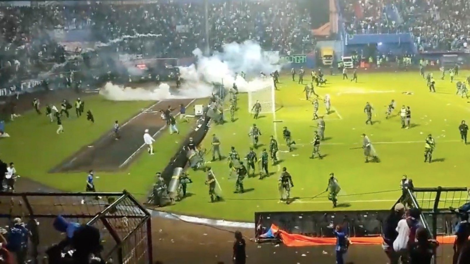 Indonesia Al Menos 129 Muertos Por Violencia En Partido De Fútbol