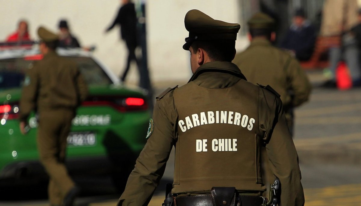 Carabineros dispersa a sujetos que lanzaban objetos contundentes en ...