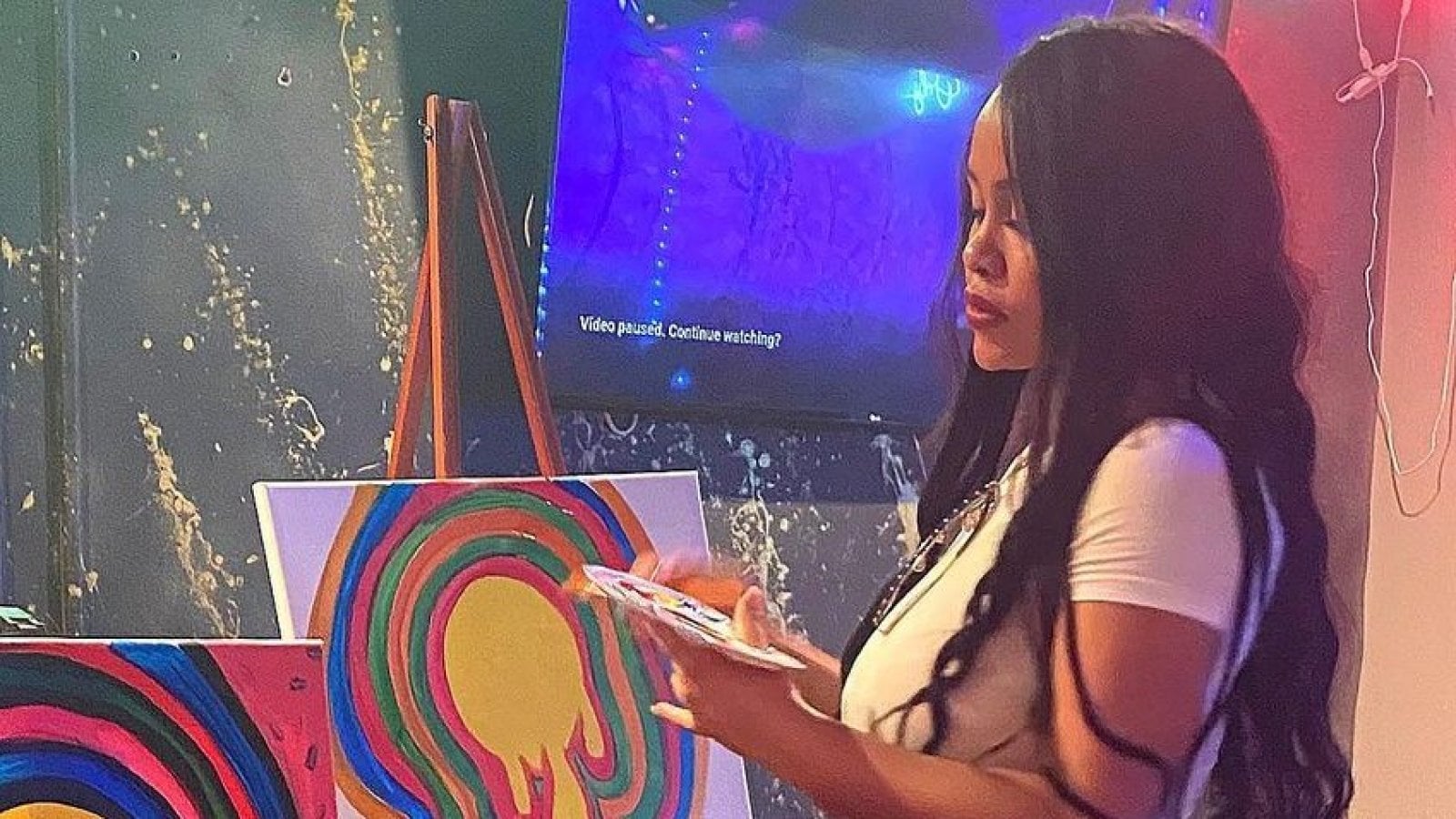 La profesora que generó polémica entre los apoderados por su "voluptuosa" figura | 24horas