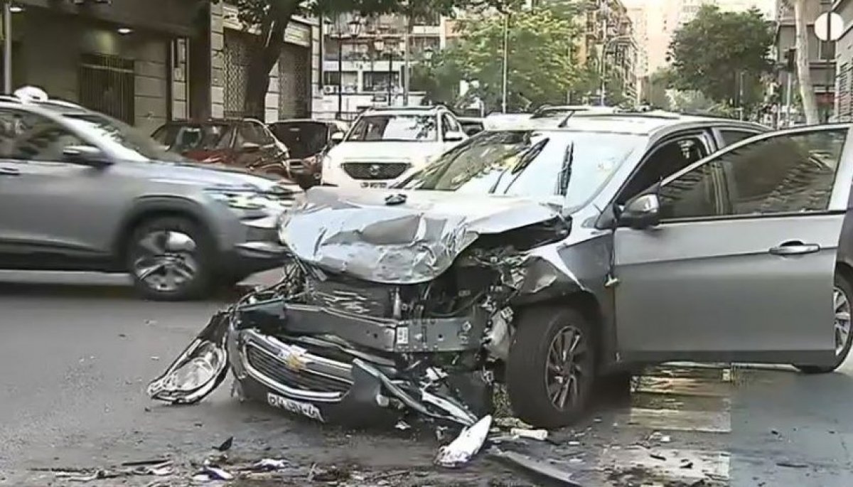 Persona es atropellada tras choque entre autos en pleno centro de ...