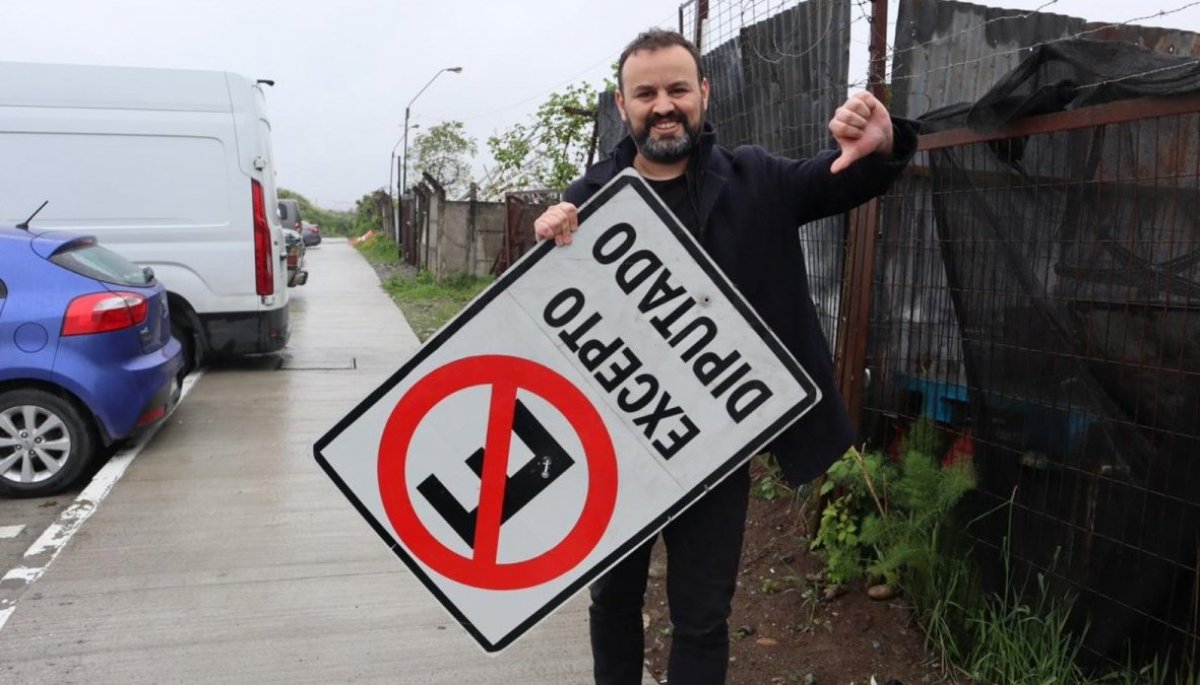 Alejandro Bernales devolvió señalética de estacionamiento "exclusivo ...