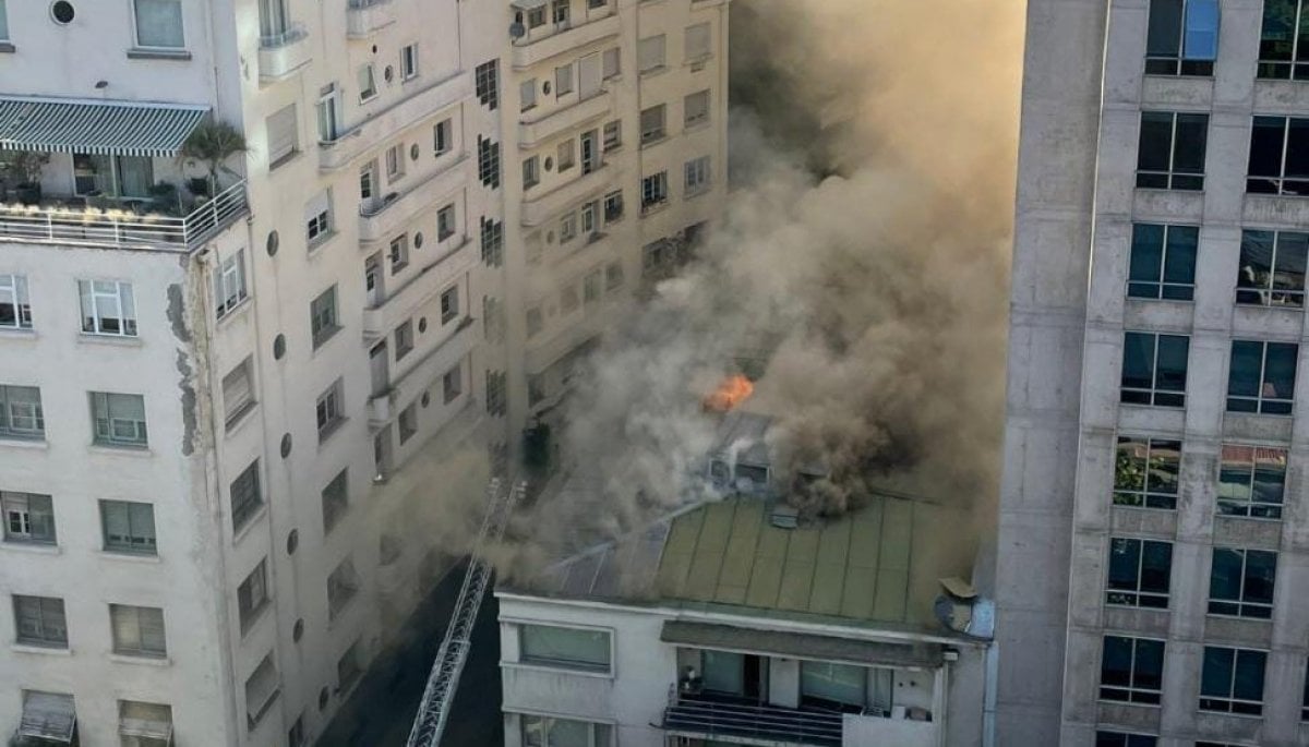 Reportan un fallecido tras incendio en edificio residencial de Santiago ...