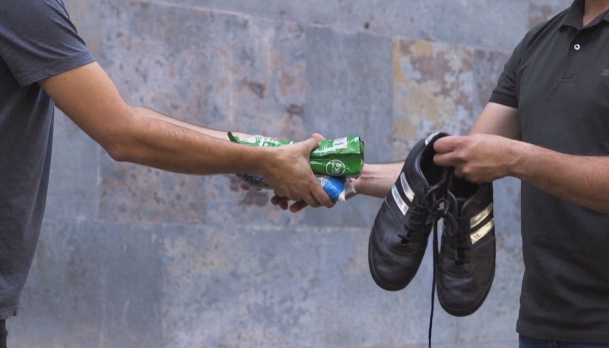 "Te lo cambio por comida": crisis económica revive el trueque | 24horas