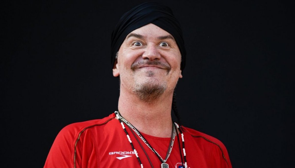 Mike Patton se roba las miradas y aplausos con camiseta de exgoleador ...