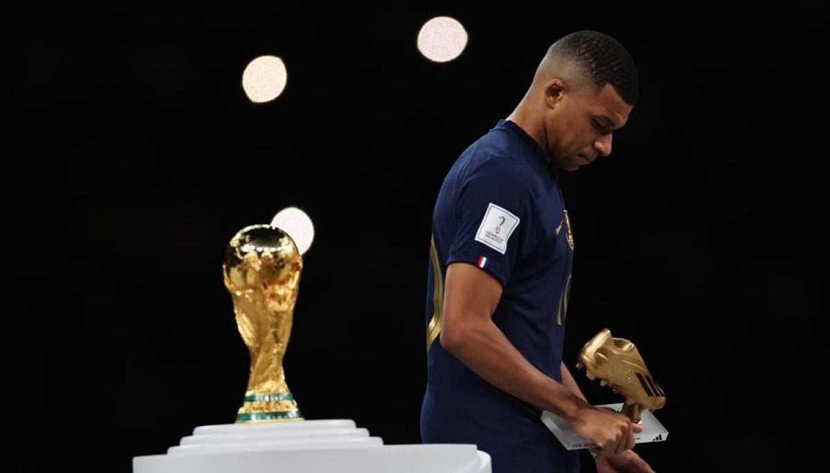 Con la mirada perdida: La triste imagen de Mbappé que se viralizó tras ...