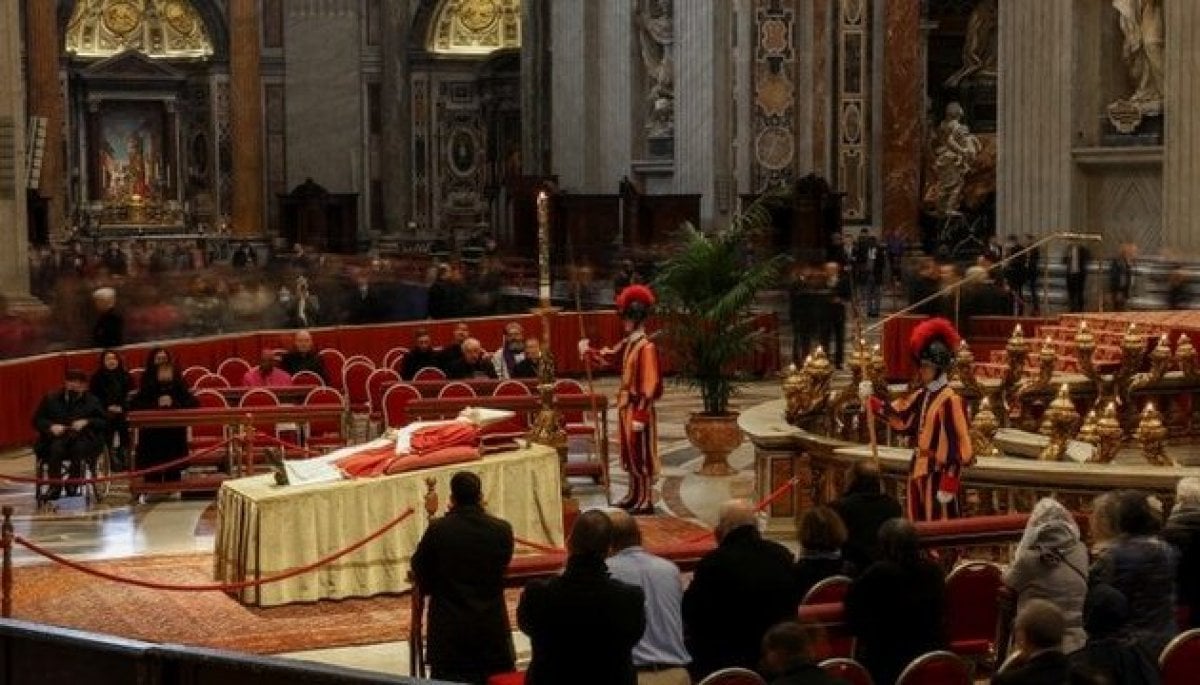 Benedicto XVI: las históricas imágenes de la capilla ardiente en su ...