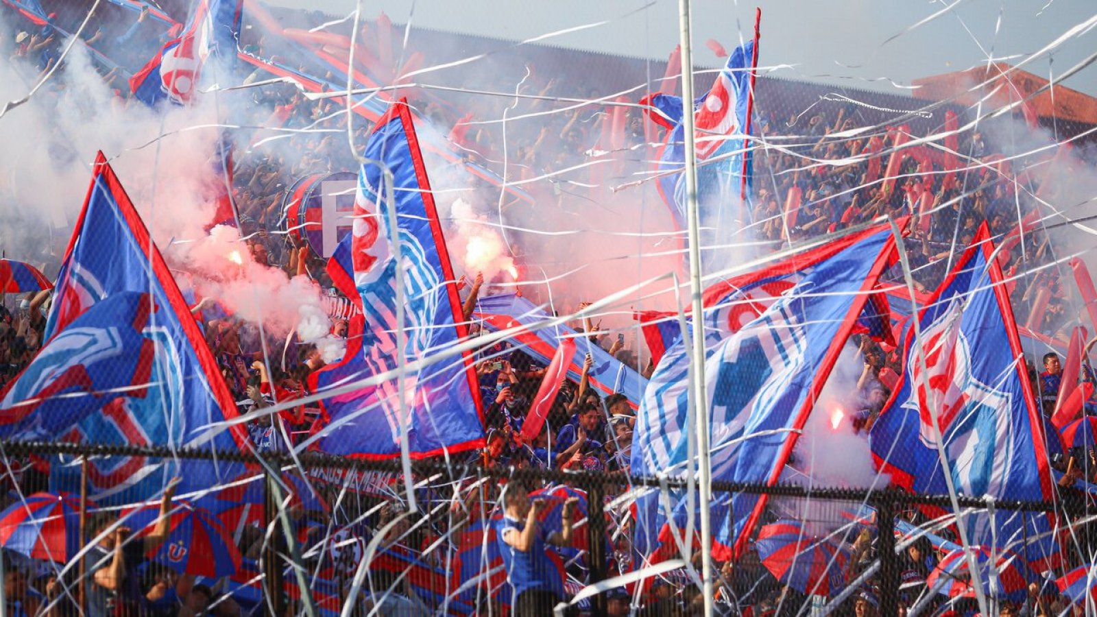 La imagen de hinchas de la U en partido de Curicó Unido en Copa ... La imagen de hinchas de la U en partido de Curicó Unido en Copa ...