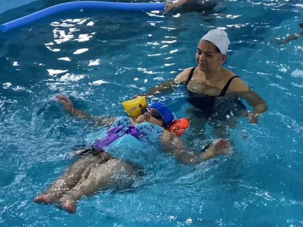 Jóvenes con síndrome de down aprenden a nadar | 24horas