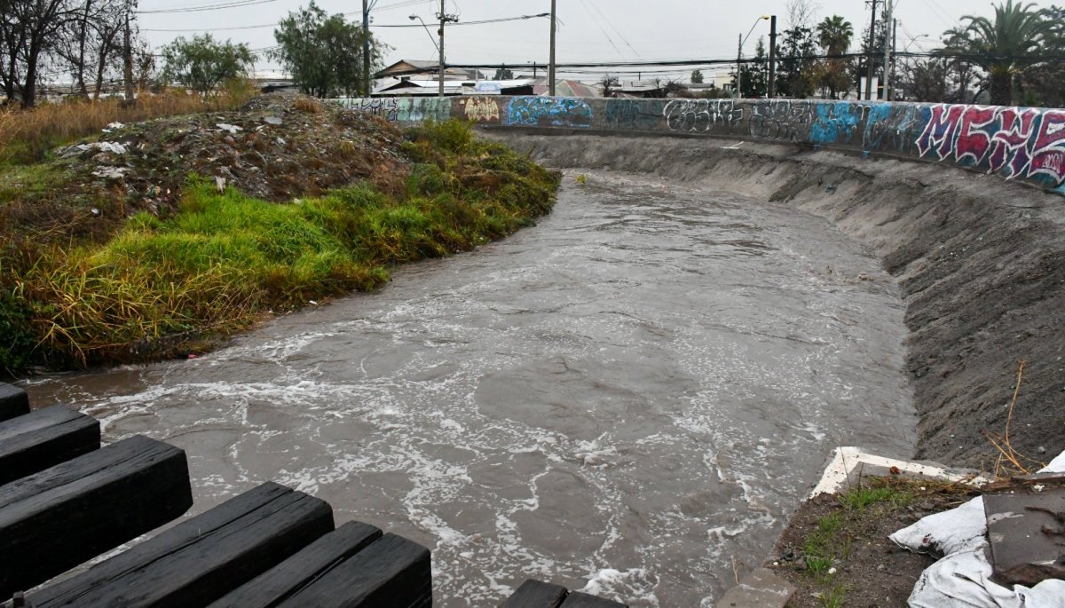 Alerta roja por crecida de ríos y llamado a reducir consumo de agua ...