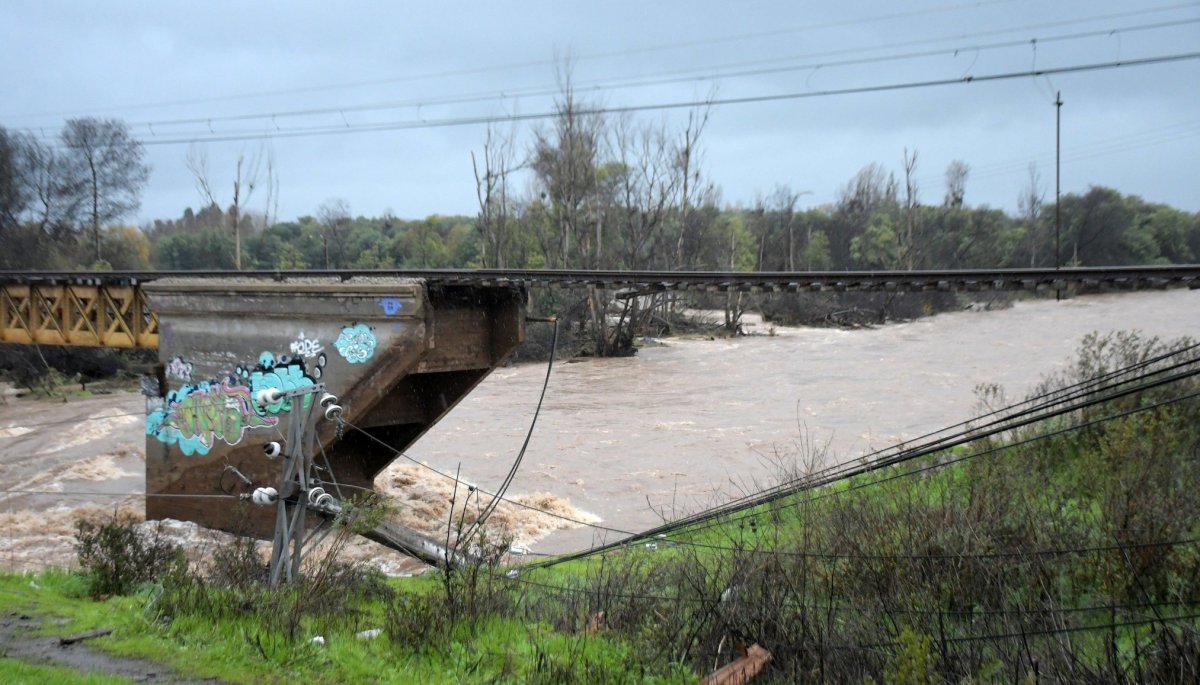 Corte parcial en Ruta 5 Sur por socavón y cae parte del puente ...