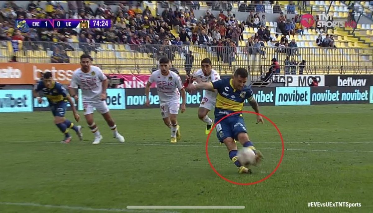 ¿Te pareció? La imagen más polémica de la victoria de Everton sobre ...
