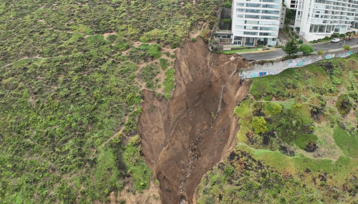VIDEOS Y FOTOS | El impresionante socavón que pone en riesgo a edificio ...