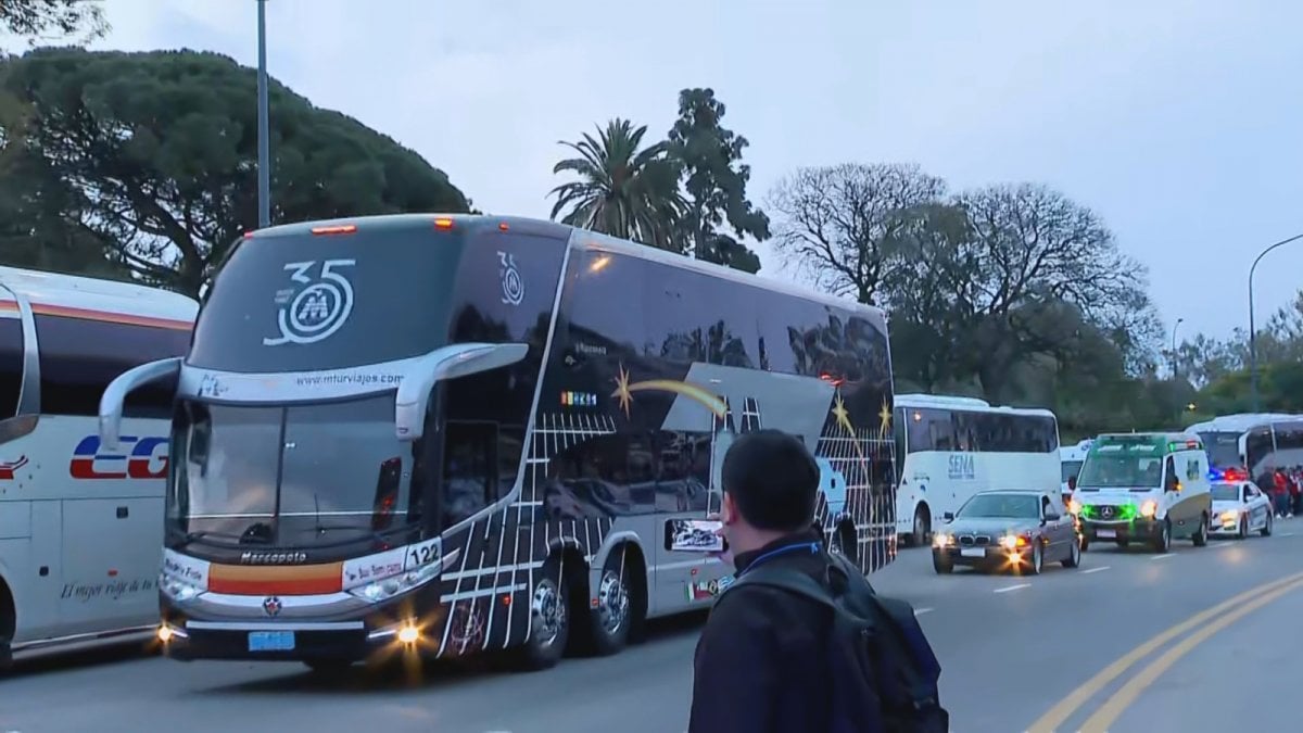 ¡La Roja ya está en el Centenario!: Así fue la llegada del bus de la ...