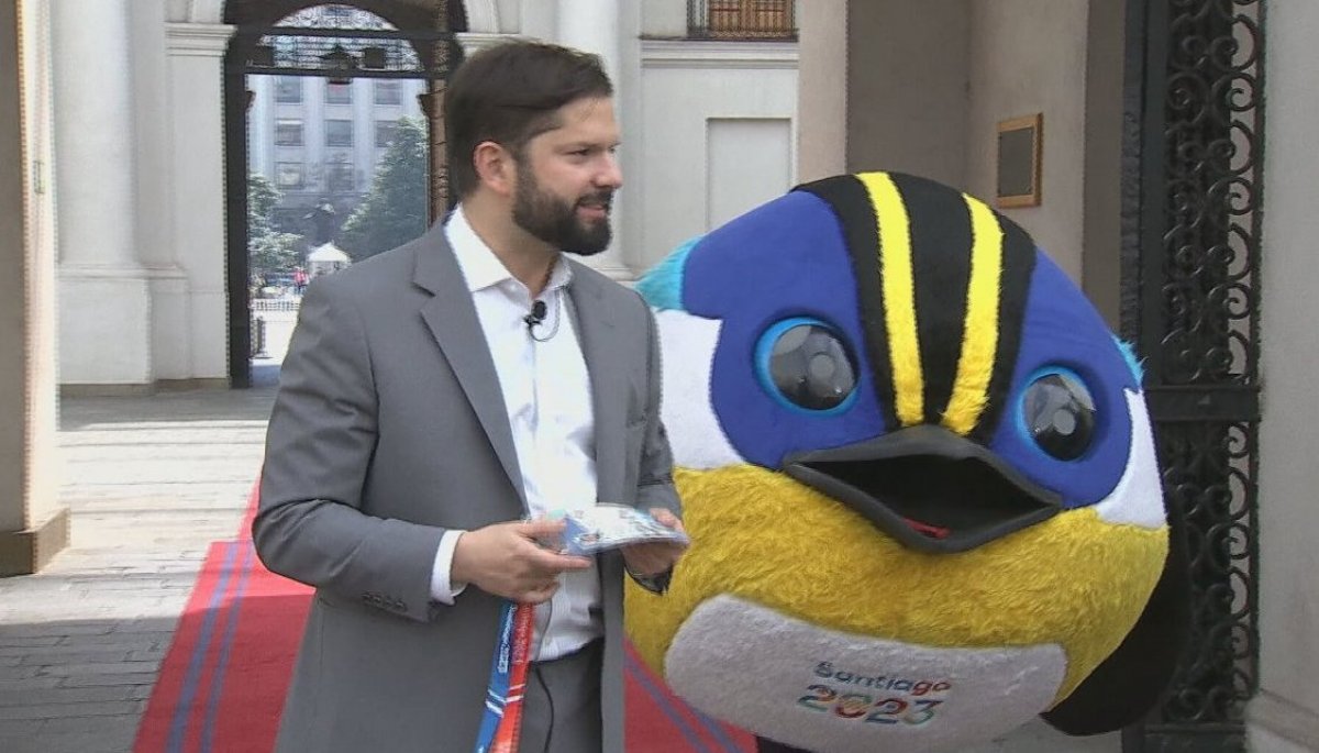 VIDEO: Presidente Boric recibió su acreditación para Santiago 2023 de ...