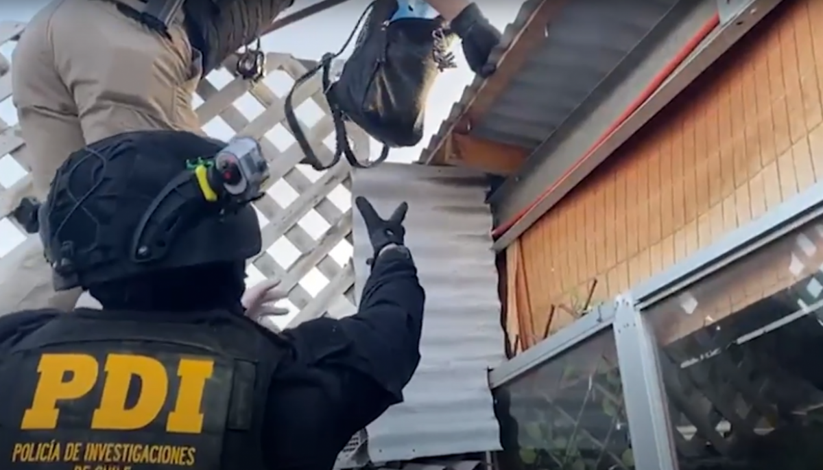 Joven es detenida tras arrojar bolso con droga al techo de una casa ...