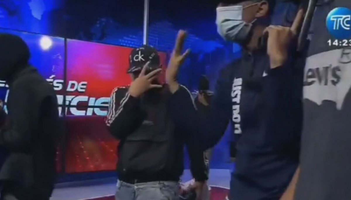 Encapuchados Armados Se Toman Un Canal De Televisión En Ecuador En Una
