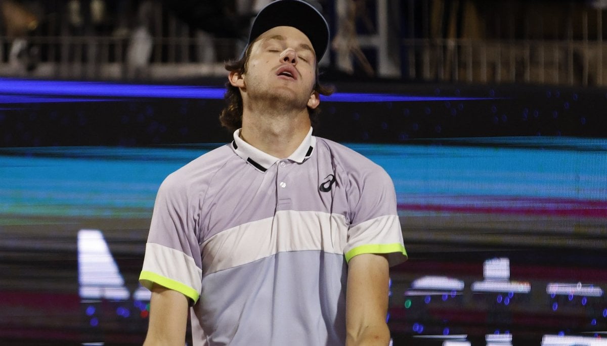 Jarry cayó de forma increíble ante el 100 del mundo en su debut en ...