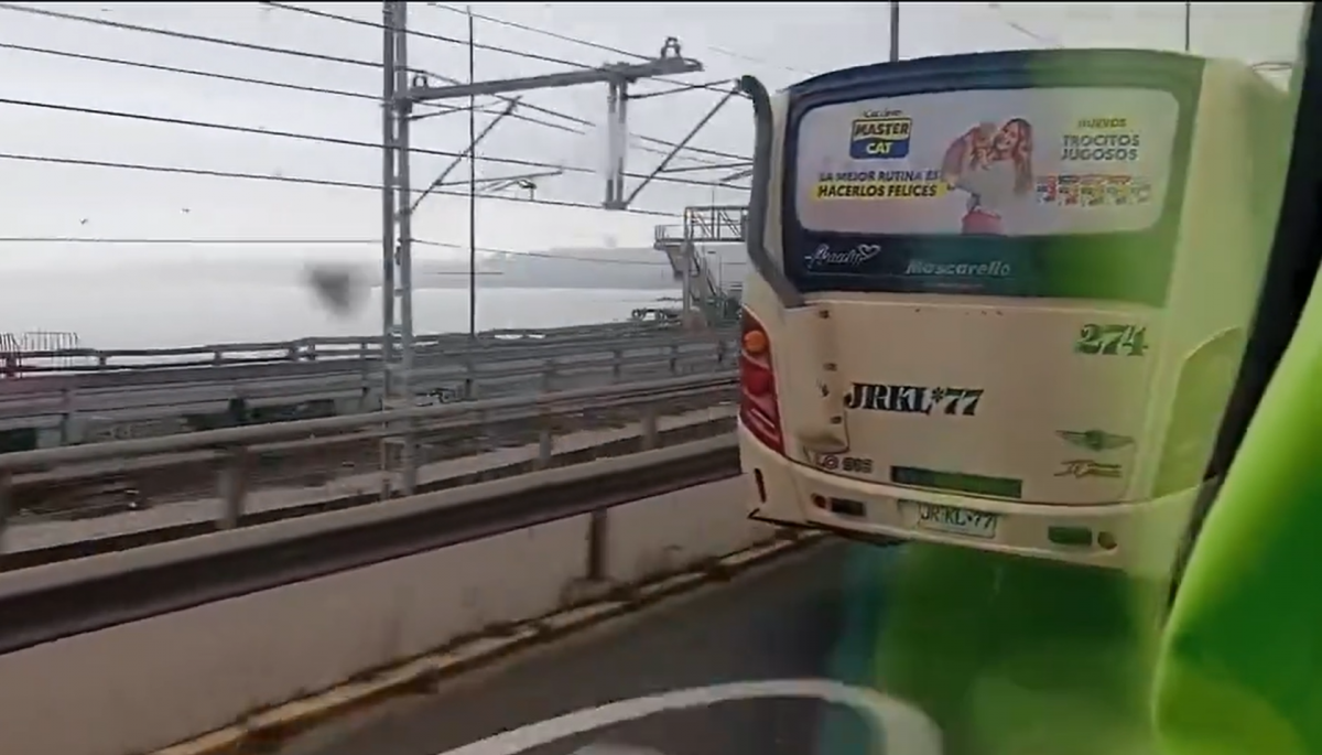 Micro es grabada a exceso de velocidad en Valparaíso | 24horas