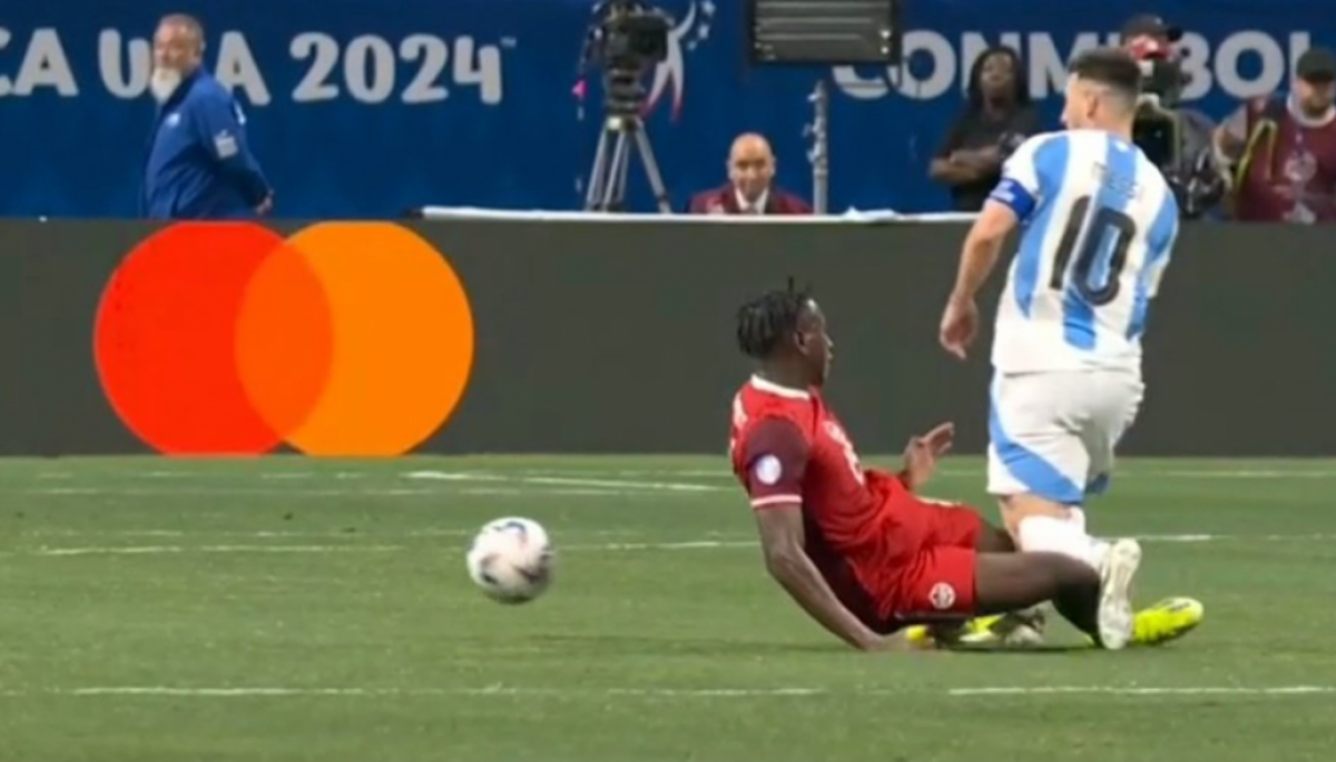 “Lo pudo haber lesionado de gravedad”: la dura entrada a Messi que ...