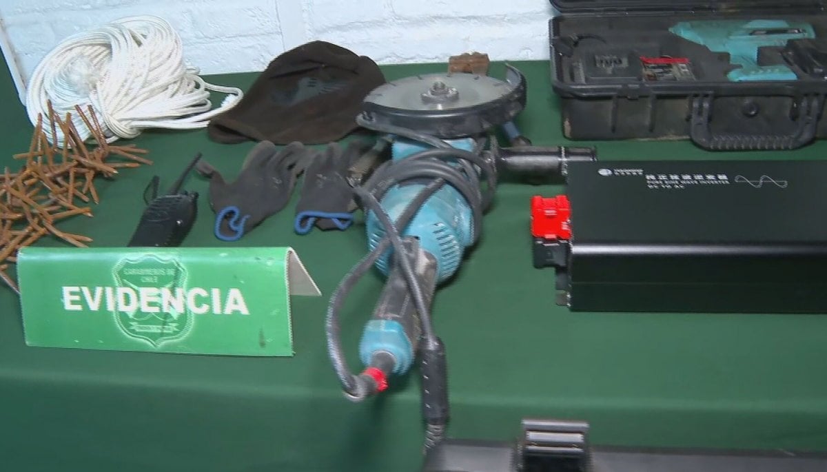 Carabineros recupera auto con herramientas para robar cajeros | 24horas