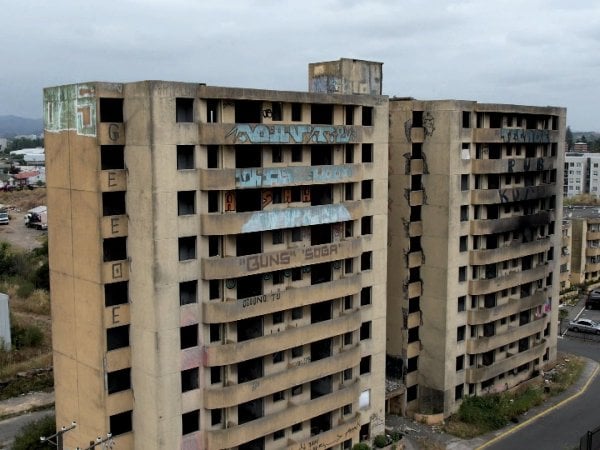 Avanza demolición de edificio destruido el 27F en Hualpén | 24horas