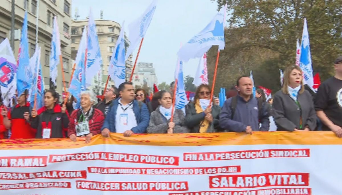 Trabajadores se reúnen para iniciar marcha convocada por la CUT | 24horas
