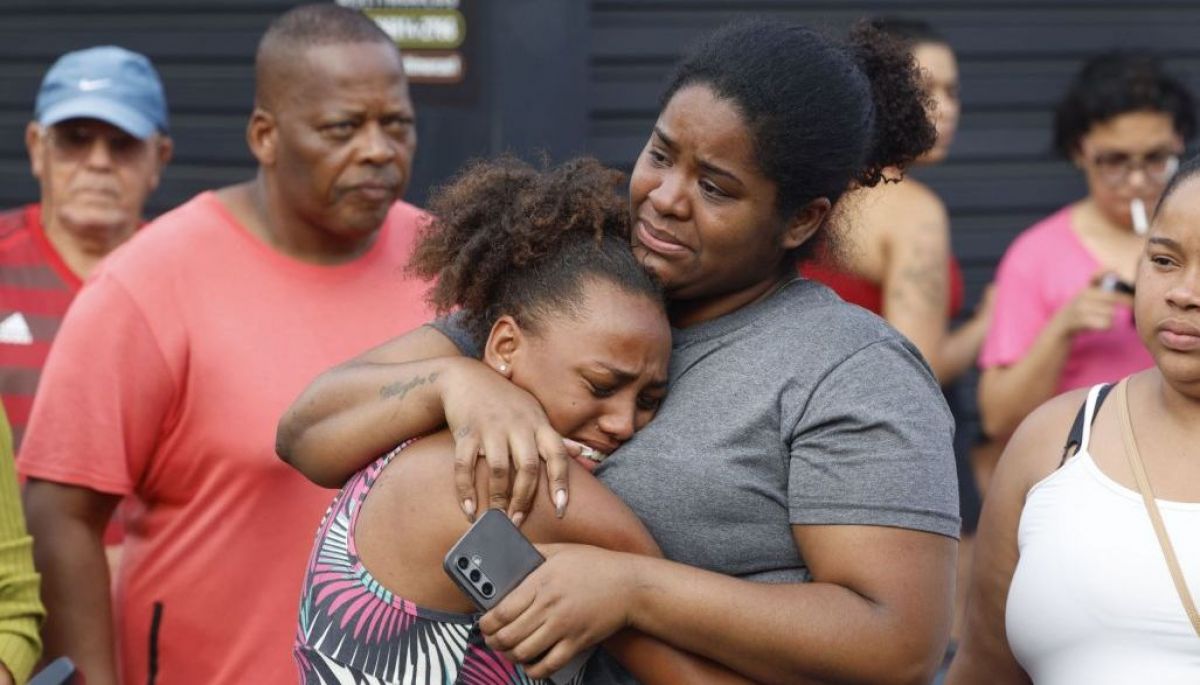 Vecinos de favela de la Penha rescatan cadáveres de letal operativo en ...