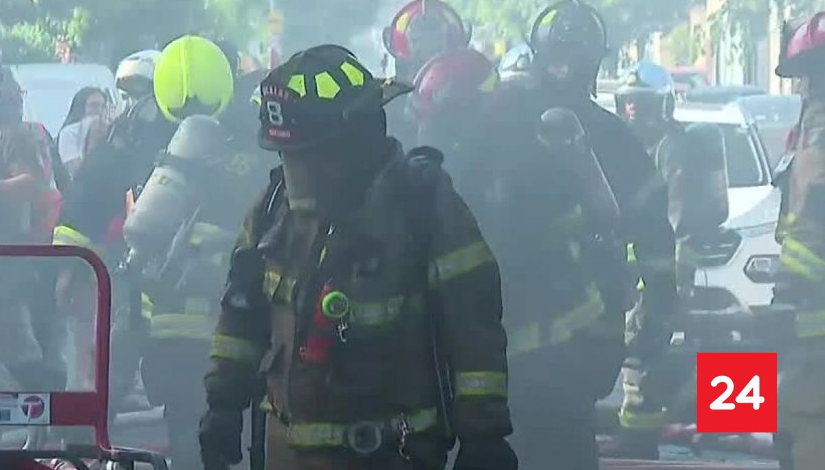 Cerro Navia: Bomberos combate incendio en panadería | 24horas