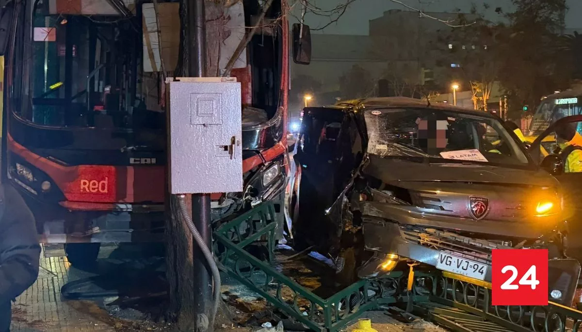 Bus del transporte público y van chocan en plena Alameda | 24horas